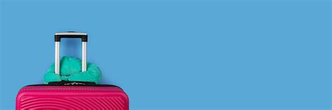 관광객의 여행 가방 수하물 포장 여행 수하물 여름 휴가 항공권 파란색 배경에 목 베개가 있는 여행 가방 복사 공간 배너 0명에 대한 스톡 사진 및 기타 이미지 Istock