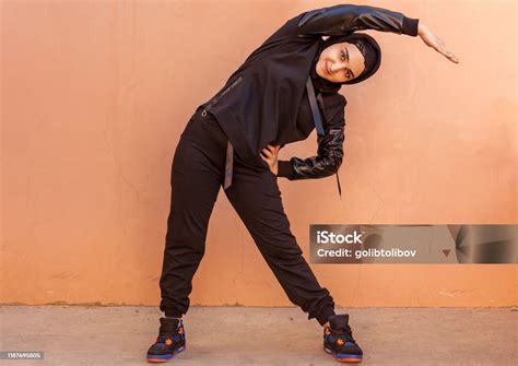 무슬림 여성은 신체 운동을한다 히잡 훈련 야외에서 중동 여성 신선한 공기에 신체 운동을하고 아침에 야외에서 운동하는 무슬림 여성 스트레칭에 대한 스톡 사진 및 기타 이미지