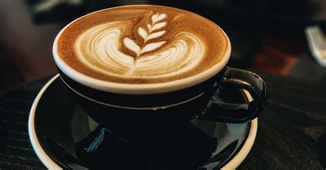 갓 양조 거품 예술 검은 컵 도자기 컵 따뜻한 음료 따뜻함 뜨거운 음료 라떼 아트 마시는 것 맛있는 음료 모카 바리스타 빈티지 스타일 소박한 느낌