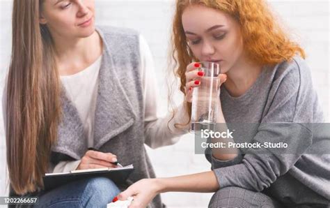 여성 환자를 위로하는 심리 치료사 진정하기 위해 물 한 잔을 주는 Alcoholics Anonymous에 대한 스톡 사진 및 기타 이미지 Alcoholics