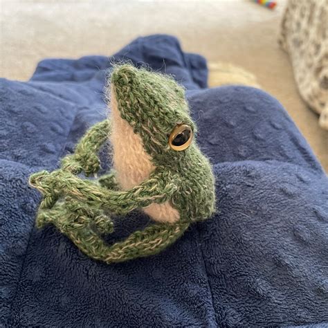 Knitted Frogs Using Claire Garlands Patterns Domestika