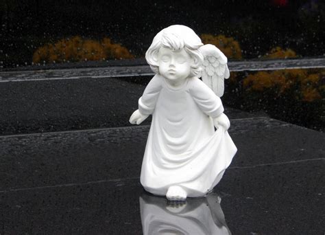 무료 이미지 화이트 단 젖은 기념물 동상 묘지 조각 미술 천사 그림 작은 천사 가기 미러링 천사 날개 천사 얼굴 대리석 판에 인간 위치