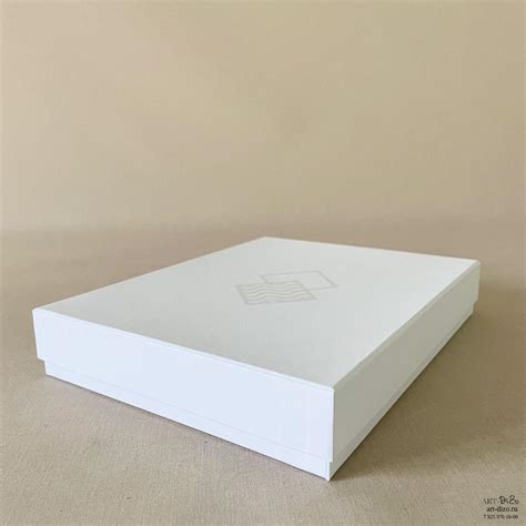 Купить коробку с тиснением прозрачной фольгой оптом в Москве