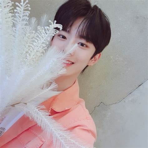더쿠 스압 잘생쁨하게 셀카 잘찍는 신인 남자 아이돌 