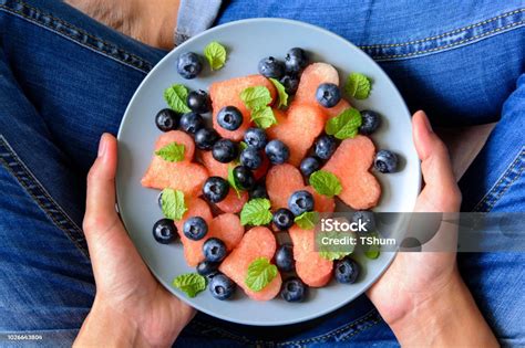여자의 손 회색 접시에 블루베리와 민트 잎 여름 수 박 샐러드 접시를 들고 건강 한 먹는 개념 상위 뷰 건강한 생활방식에 대한 스톡 사진 및 기타 이미지 Istock