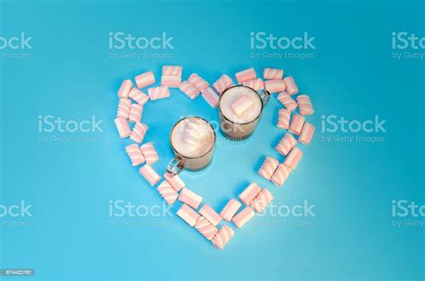 뜨거운 크리스마스 파란색 배경에 작은 투명 컵에 코코아 커피 또는 우유 크림와 마쉬 멜 로우 초콜릿 음료 겨울입니다 새 해 겨울에 대한 스톡 사진 및 기타 이미지 Istock