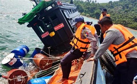 ကော့သောင်းမြို့ ဆလုံကျွန်းအနီး ငါးသယ်လှေတစ်စီးနစ်မြုပ်မှုဖြစ်ပွား Information And Public