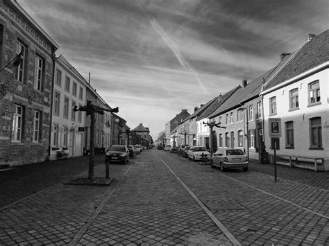 무료 이미지 검정색과 흰색 건축물 하늘 선로 도로 지평선 거리 골목 시티 도시 풍경 수송 근교 차량 단색화 레인 벨기에 외부 구름 건물