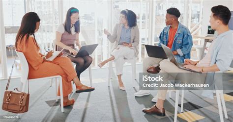 비즈니스 사람 팀워크 및 리더와의 노트북 전략 및 피드백과의 회의 및 협업 기술 검토 및 생산성과 아이디어 및 계획을 갖춘 직원 그룹 및 관리자 25 29세에 대한 스톡