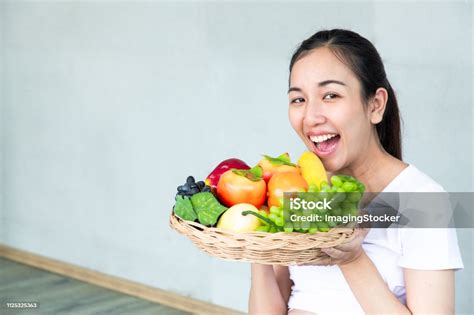영양과 임신 중 다이어트입니다 아름 다운 임신한 여자 들고 신선한 과일 바구니 건강한 식생활에 대한 스톡 사진 및 기타 이미지 건강한 식생활 여자 건강한 생활방식