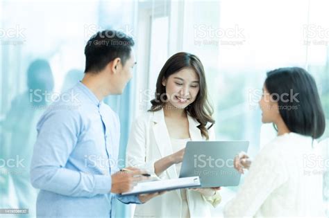 사무실 내부의 보드 룸에서 작업하는 동안 팀 작업을 보여주는 비즈니스 사람들 동료 중 한 명이 새로운 비즈니스 계획을 완료하도록 돕는 사람들 비즈니스 개념 팀 워크 2명에