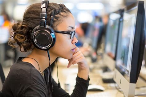 Premium Photo Empowering Women Businesswoman Leads Coding Bootcamp