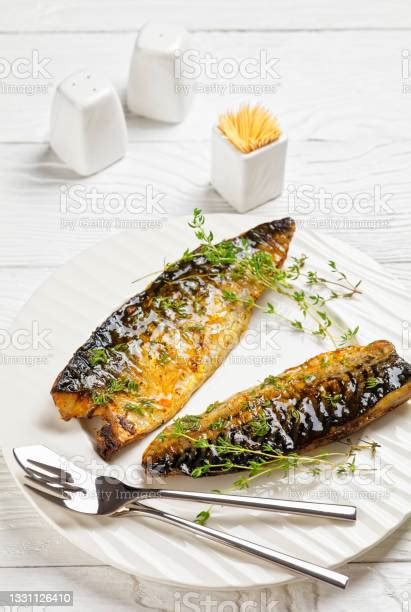 흰색 나무 테이블에 흰색 접시에 향신료와 백리향을 구운 고등어 필레 수직 보기 0명에 대한 스톡 사진 및 기타 이미지 0명 고등어류 굽기 Istock