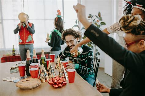 건배 계절 단란함 동료 미소 붓는 빨간색 컵 사람 사무실 사무실 파티 새해 새해 복 많이 받으세요 샴페인 술 술을 마시다 스파클링 와인 실내