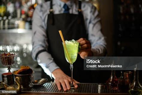 녹색 칵테일과 얼음 조각이 있는 유리가 바 카운터에 있습니다 검은색에 대한 스톡 사진 및 기타 이미지 검은색 근거리 초점
