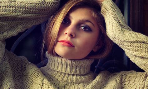 배경 화면 얼굴 사람들 여자들 모델 눈 사진술 드레스 푸른 마법 유행 시각 세계 심사 숙고 피부 작업 지하철 탐험하는 어스름 색깔