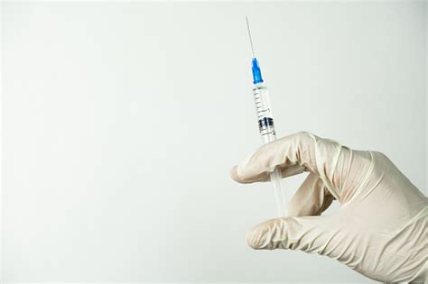 흰색 배경에 액체 물질이있는 주사기가있는 고무 장갑 텍스트 장소 간호사에 대한 스톡 사진 및 기타 이미지 간호사 건강관리와 의술 고무 Istock