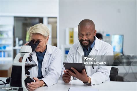 현미경 디지털 태블릿 및 제약 실험실에서 의료 혁신에 대한 연구를하는 과학자 실험실에서 생명 공학 장비로 작업하는 협업 과학 개발 및 전문가 보살핌에 대한 스톡 사진 및