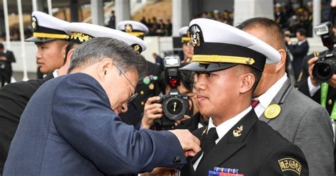 문 대통령 해군사관학교 수탁 생도에게 명예 계급장 수여