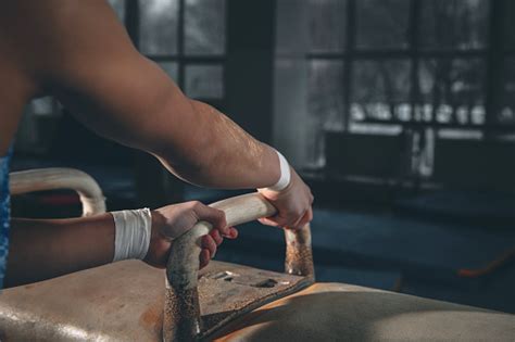 체육관에서 작은 남성 체조 훈련 유연 하 고 활동 백인 적합 작은 소년 강도 균형을 위해 운동 연습 스포츠웨어운동선수 예술에 대한 스톡 사진 및 기타 이미지 Istock