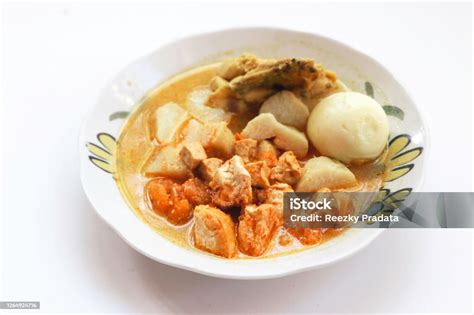 론통 사두르 또는 케투판 인도네시아 요리 코코넛 밀크와 향신료로 조리한 채소를 곁들인 압축 떡이나 론통 이드 무바라크 이드 피터 축하 행사에서 특별 요리 0명에 대한 스톡