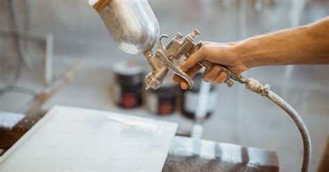 목공의 도장 가게에서 스프레이 건으로 목제 제품 페인팅 클로즈업 사진 Unsplash의 우크라이나 이미지