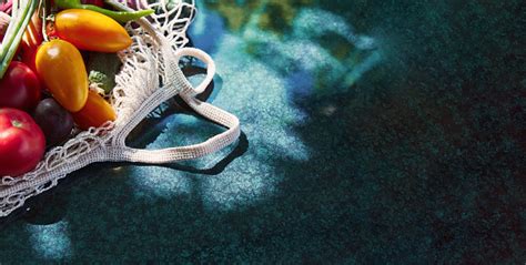 신선한 야채 노란색 토마토 가지 양파 반사 배경이있는 트렌디 한 하드 그림자 아래 에코 쇼핑백의 비트 뿌리 생태 학적 관심사