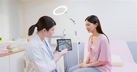 Premium Photo Doctor Shows Scalp Examination