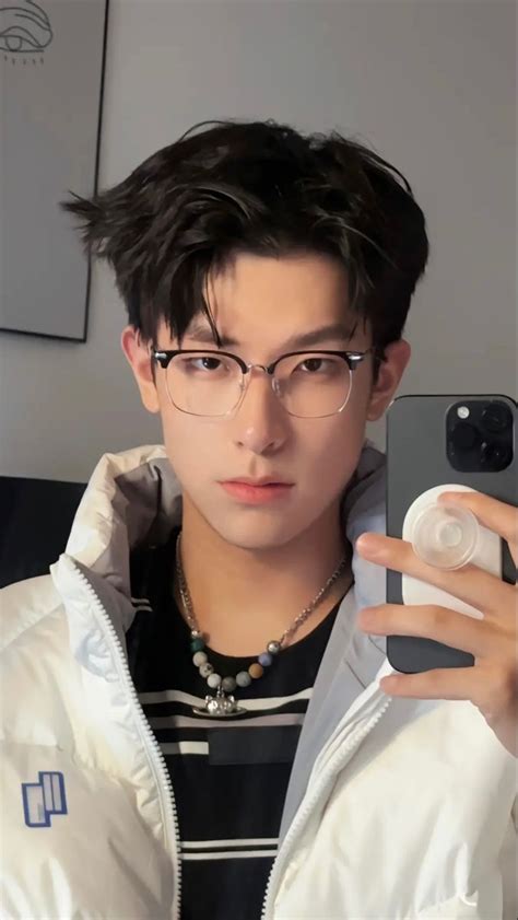 Xiao Wang 小汪 ใบหน้า โพสท่าถ่ายรูปคู่ นายแบบ