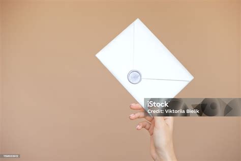 초대 봉투 상품권 엽서 결혼 초대장이있는 왁스 씰이있는 여성 손의 클로즈업 사진 봉투에 대한 스톡 사진 및 기타 이미지 봉투 손 열기 Istock