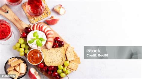 건강한 지중해 치즈와 과일 보드와 밝은 배경에 로즈 와인 샤퀴트리에 대한 스톡 사진 및 기타 이미지 샤퀴트리 널판지 도마 요리 도구 Istock