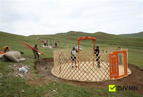 Үерийн гамшигт өртөж орон гэргүй болсон иргэдийн гэрийг барьж байна