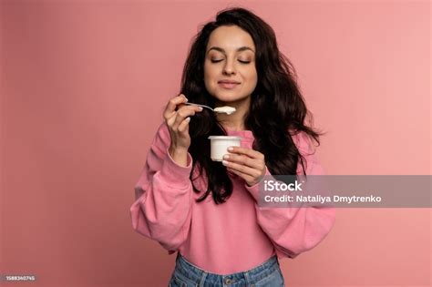 스튜디오 사진 촬영 중에 눈을 감고 좋아하는 유제품을 간식으로 먹는 귀여운 젊은 여성 건강한 음식 개념 25 29세에 대한 스톡 사진 및 기타 이미지 Istock