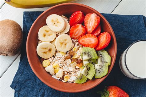 그릇에 딸기 바나나 키 위를 포함 한 시리얼 뮤 즐 리 나무 흰 바탕에 우유가 담긴 유리 건강 한 아침 식사 평면도 딸기에 대한 스톡 사진 및 기타 이미지 Istock