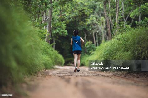 야외 공원에서 실행 활성 여성 트레일 러너 뒤에 시골 길과 열대지방에서 운동선수를 달리는 트레일 20 29세에 대한 스톡 사진
