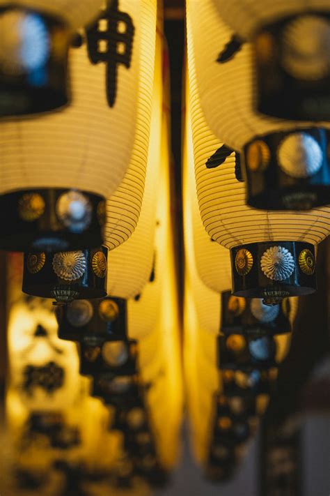 파란 눈을 가진 흰색과 검은 색 신발 사진 Unsplash의 무료 오사카 이미지