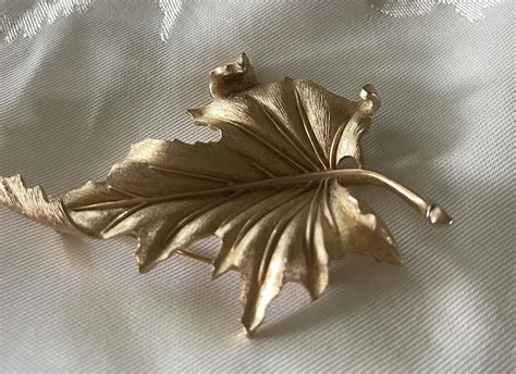 Vintage Trifari Brushed Gold Tone Maple Leaf Pin Broo Gem