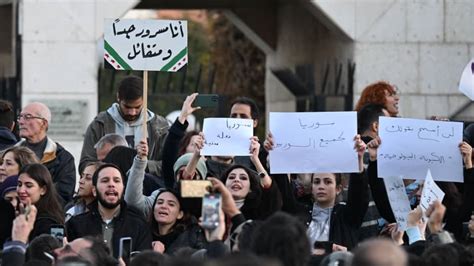 سوريا مدنية أصواتٌ علت في ساحة الأمويين بدمشق في مشهدٍ طال انتظاره