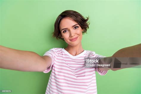 셀카 근접 촬영 사진 젊고 화려 예쁜 귀여운 소녀 홀드 카메라 Videoblog 웃고있는 좋은 기분 인기 절연 녹색 배경에 고립