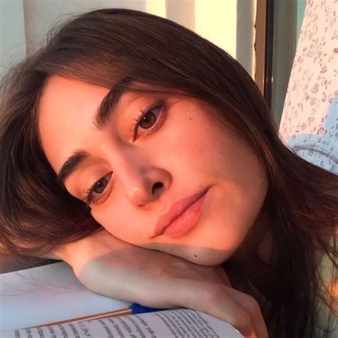 Adl Kullan C N N Esra Bilgi Panosundaki Pin G Zellik K Zlar Sa Ve G Zellik Nl Ler