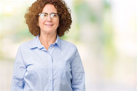 아름 다운 중간 거 대 한 수석 라고스 여자 얼굴에 행복 하 고 시원한 미소와 고립 된 배경 위에 안경을 착용 운이 좋은 사람 갈색 머리에 대한 스톡 사진 및 기타 이미지