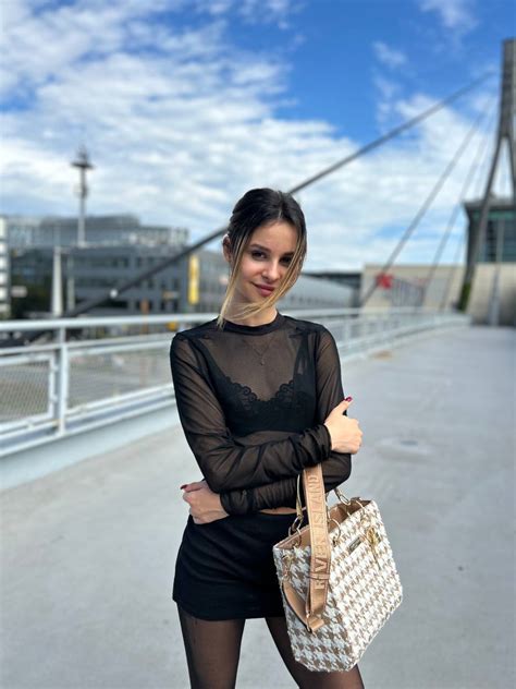 Hot Lesbian Couple Humping At A Pool Party Rgirlshumpinggirls