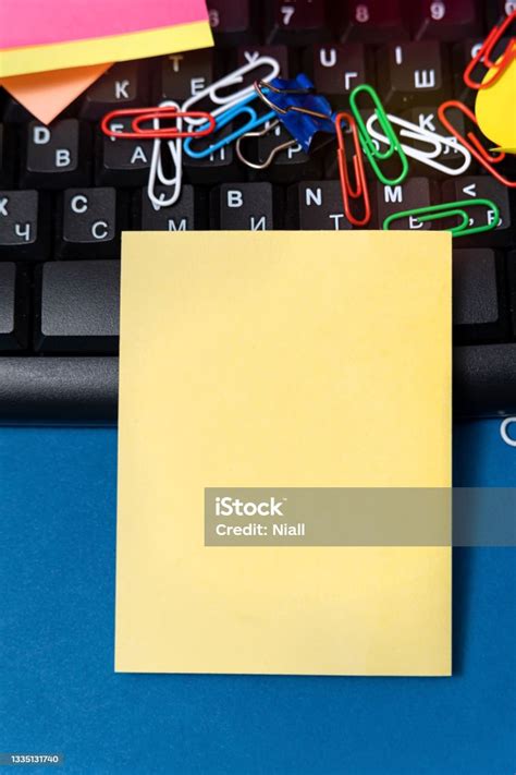 펜 연필 메모장 노트북 스테이플러 스테이플러 클리퍼 종이 클립 홀더 클립 보드 테이블 위에 배치 여러 모듬 컬렉션 사무실 문구 사진 0명에 대한 스톡 사진 및 기타 이미지