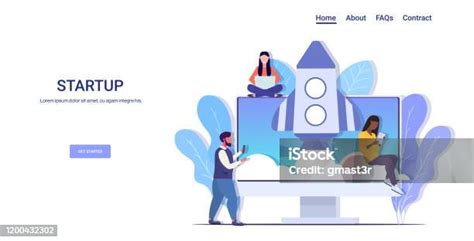 비즈니스 사람들은 성공적인 팀 발사 우주 로켓 시작 개념 혼합 경주 직원 디지털 장치를 사용하여 모니터 화면 수평 복사 공간 전체 길이 Launch Party에 대한 스톡