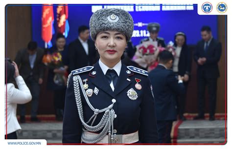 Цагдаагийн хурандаа цолыг таван эмэгтэй алба хаагчид олгожээ