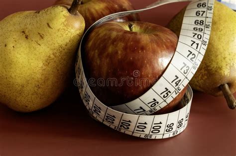 Medida De Cinta Y Manzana Que Simboliza La Dieta Y La Obesidad Imagen