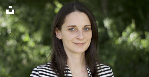 흑백 줄무늬 셔츠를 입은 여자 사진 Unsplash의 무료 여자 이미지