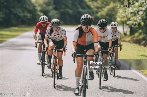 아침 시골 장면에서 사이클링 이벤트를 주도하는 여성 아시아 중국 자전거 타는 사람 자전거 타기에 대한 스톡 사진 및 기타 이미지