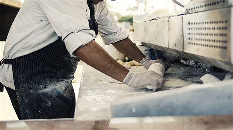 ساعات العمل الطويلة الإلزامية تحرم يوسف من الأجواء الرمضانية مع عائلته