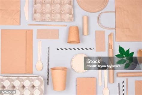 친환경 식기와 플랫 평신도 조성 밝은 회색 배경에 크래프트 종이 식품 포장 길거리 식품 용지 포장 컵 접시 빨대 용기 및 종이 봉투 Mockup 종이에 대한 스톡 사진 및